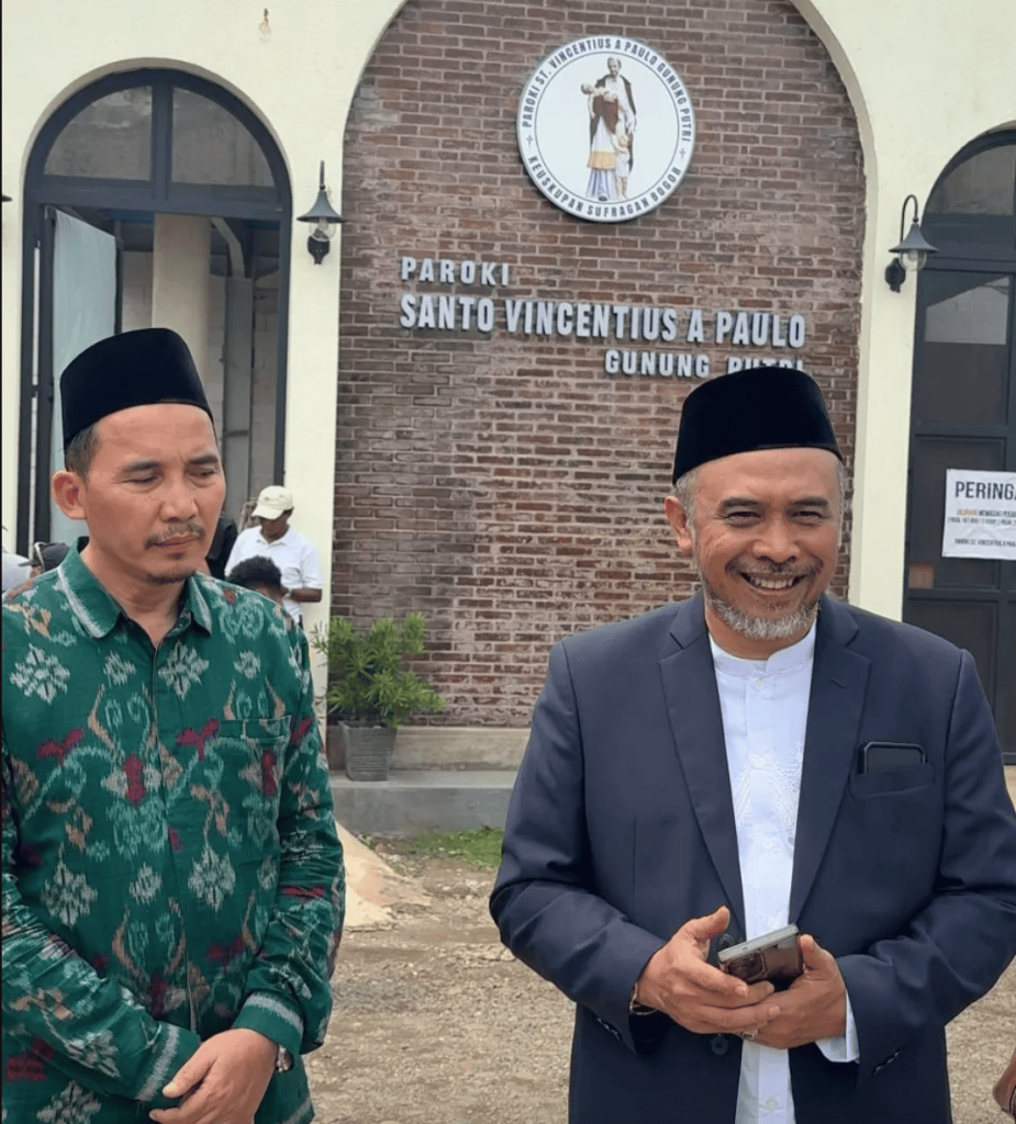 Kelompok Massa Islam melakukan Protes Terhadap Renovasi Gereja Katolik ...